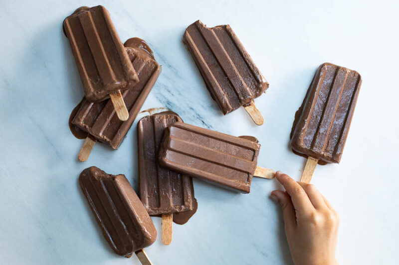 Bâtonnets glacés au chocolat au Thermomix • Yummix